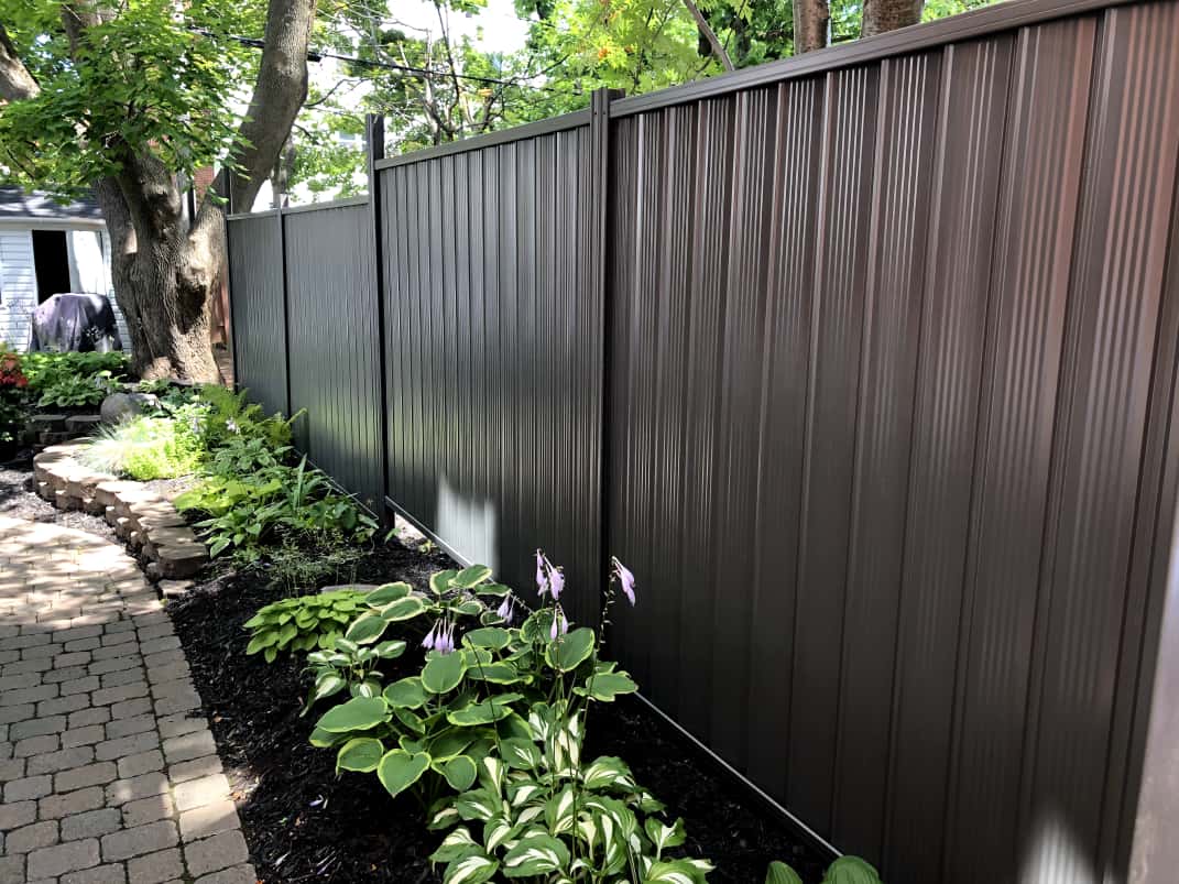 Clôtures résidentielles d’intimité en acier | ColorMAX